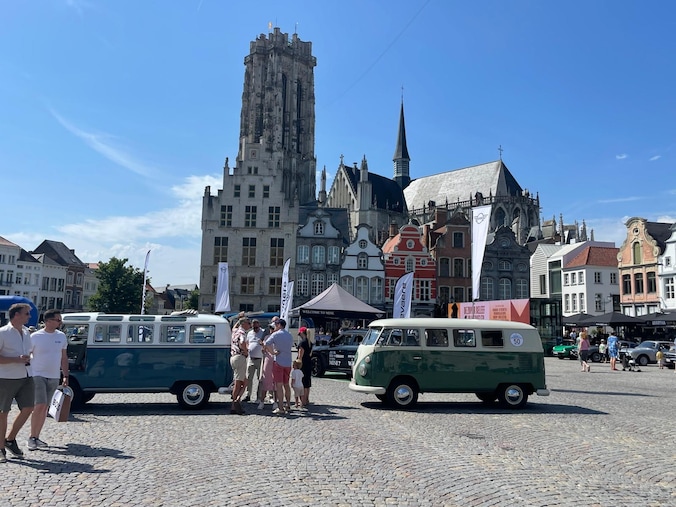 IN BEELD. Oldtimers schitteren op Grote Markt van Mechelen tijdens ...