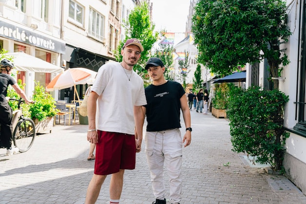 Zij lopen wél hand in hand, ondanks vreemde blikken op straat: “We zijn ...