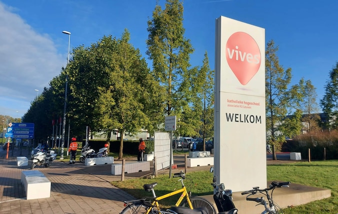 Docent (34) van hogeschool Vives overleden nadat hij onder machine ...