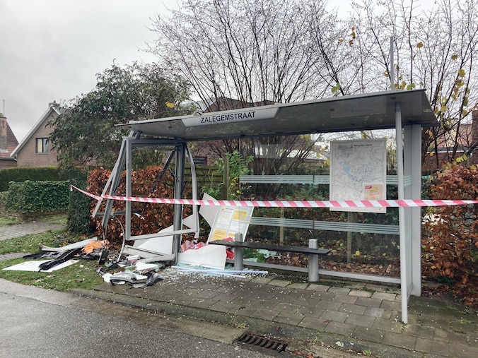 “Zalegemstraat is niet langer zalig”: bushokje in Oostakker aan flarden ...