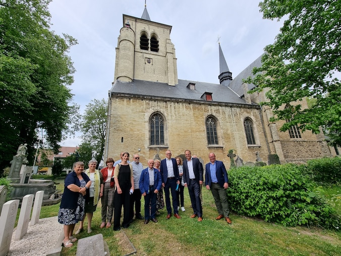 Kerk Sint-Pieters-Leeuw opnieuw in de steigers: Vlaanderen maakt 800. ...