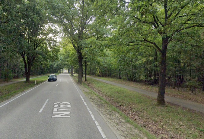Politieachtervolging van 100 kilometer eindigt tegen boom in ...
