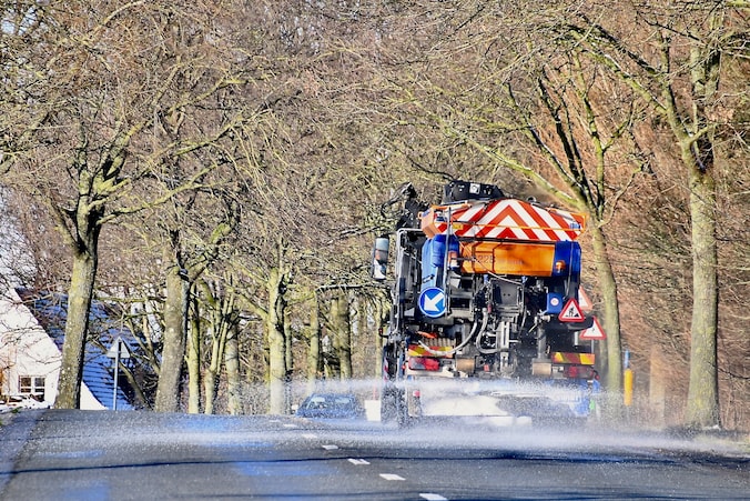 15 dagen rijverbod voor trucker die slipt op ijsglad wegdek en auto ...
