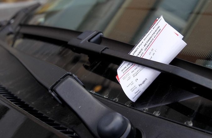 Geen boete, want parkeerbord staat niet op oranje paal | Nieuws | HLN.be