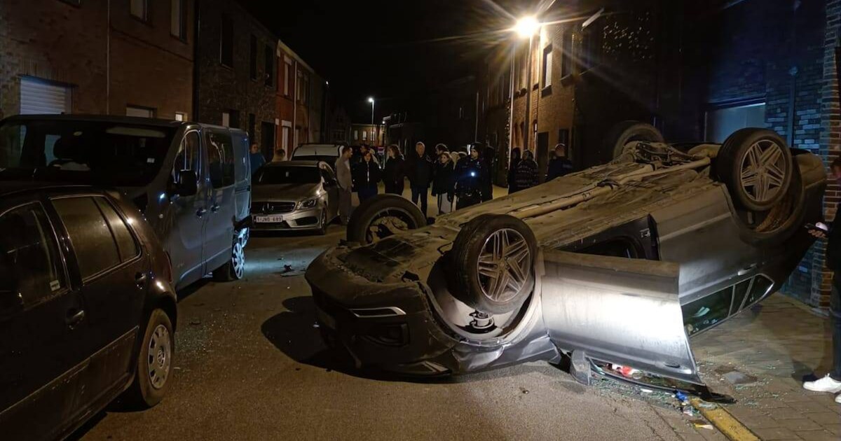 Bestuurder knalt tegen geparkeerde wagens en gaat overkop in Mesen ...