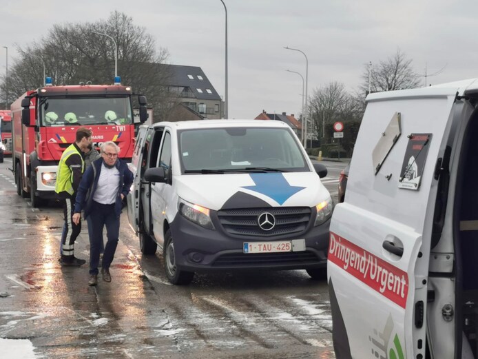Bestelwagen voor medisch transport verliest mazout in Tielt: brandweer ...