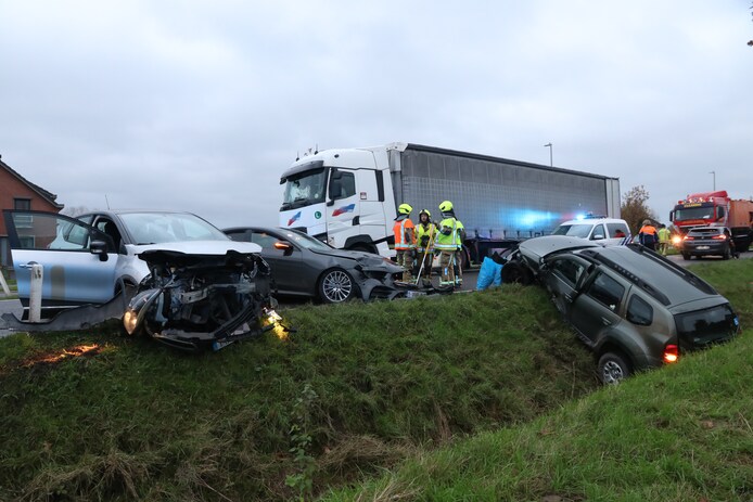 Wagen in gracht na frontale botsing op N41 | Temse | hln.be