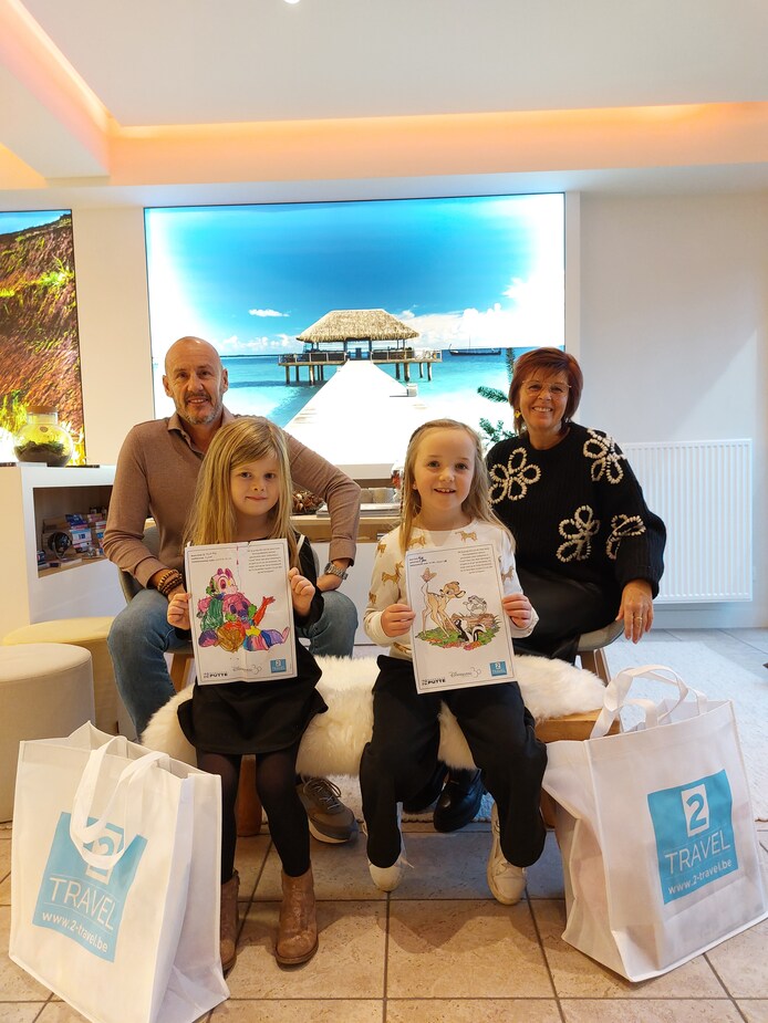 Mia en Lily winnen Putse kerst-kleurwedstrijd en krijgen Disney-gadgets ...