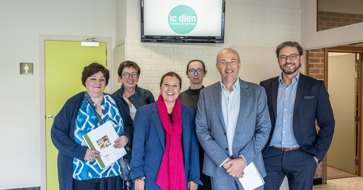 Zorgambassadeur Candice De Windt steekt zorgjobbeurs Ic Dien hart onder ...