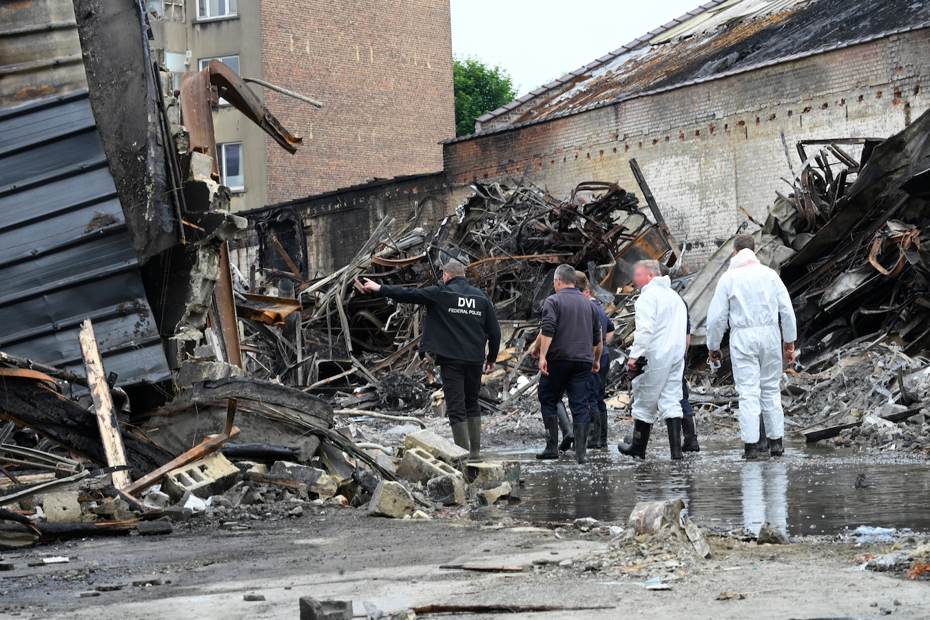 Nog twee lichamen aangetroffen onder puin van loodsbrand in Anderlecht ...