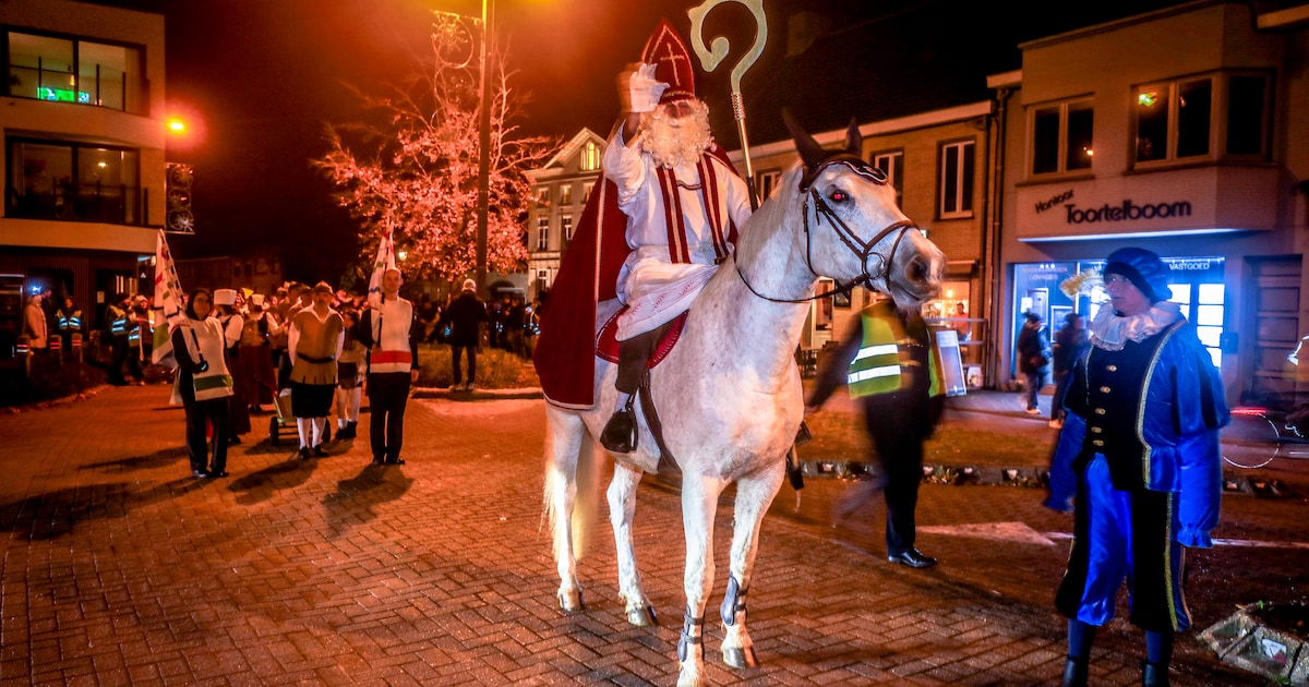 Ichtegem verwelkomt Sint-Maarten met traditionele bietenstoet en volksfeest | Ichtegem | HLN.be