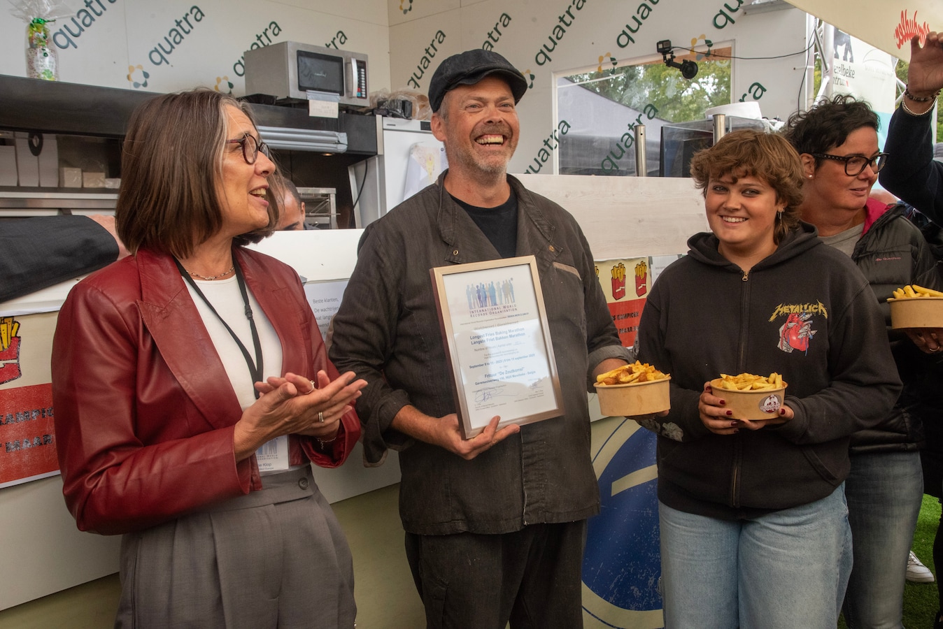 Na 6 dagen en 6 uur én met een wereldrecord op zak stopt Joeri (49) met frieten bakken in ...