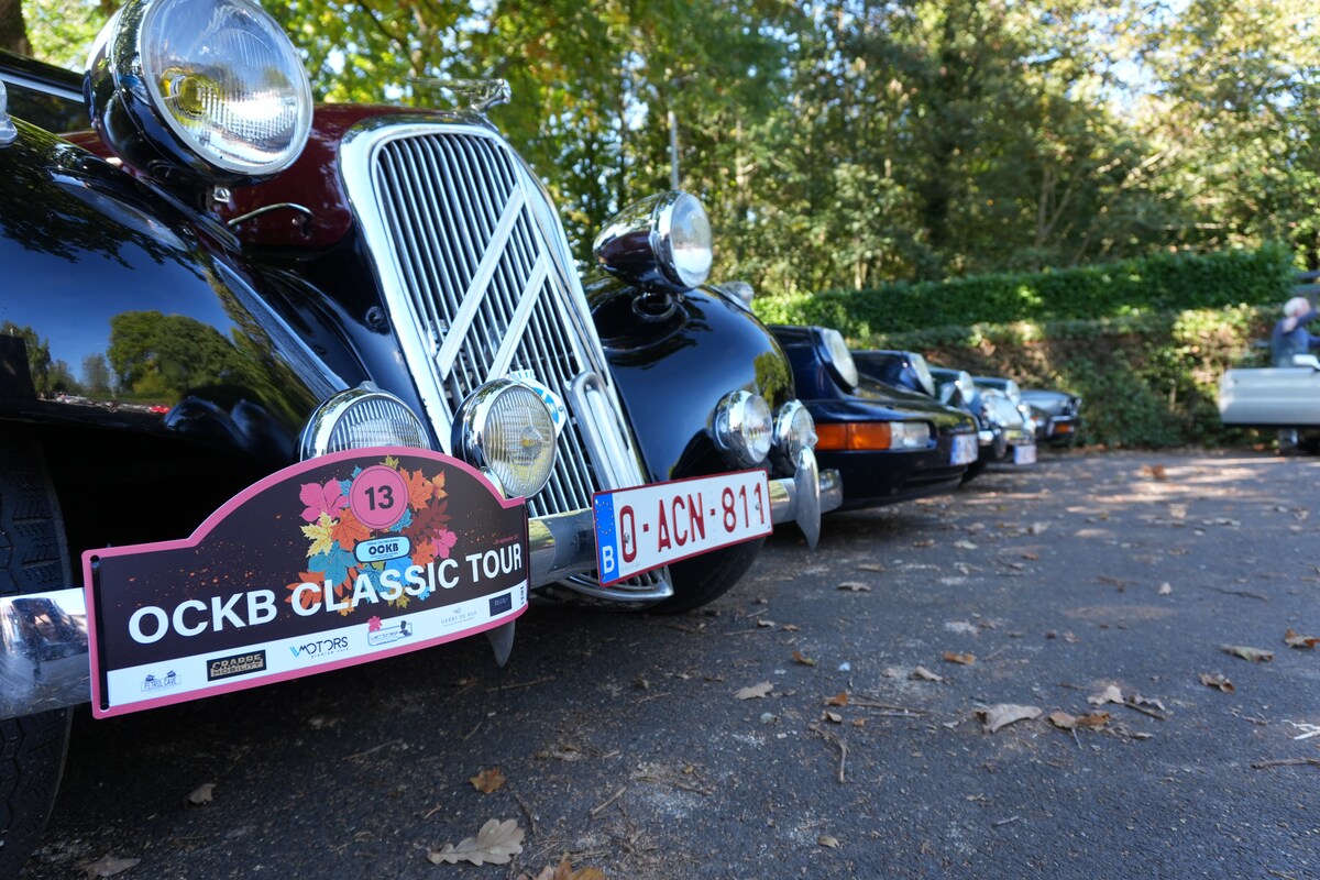 IN BEELD. Stralende zon en blinkende oldtimers kleuren Classic Tour in ...