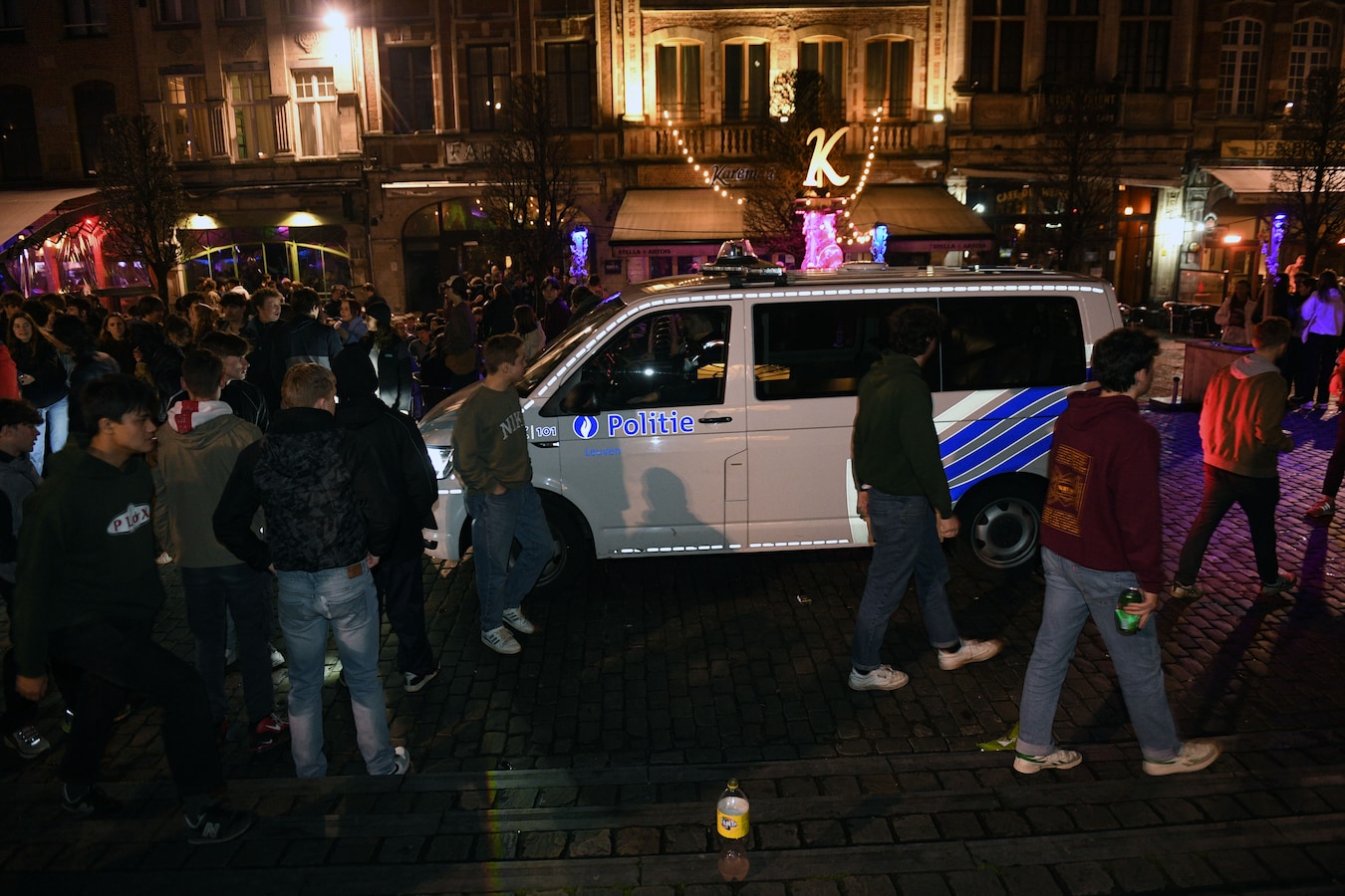 18-jarige moet roes uitslapen in cel nadat hij amok maar in horecazaak ...