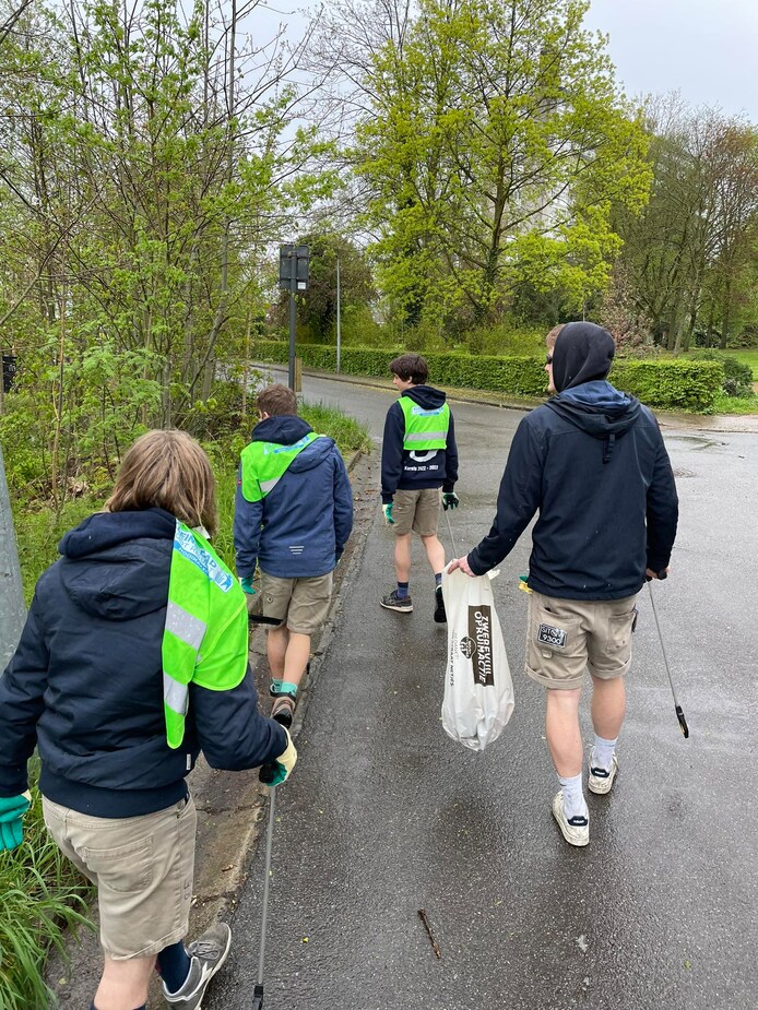 Chiro Maeva maakt buurt proper: “Tiental vuilniszakken vol zwerfvuil ...