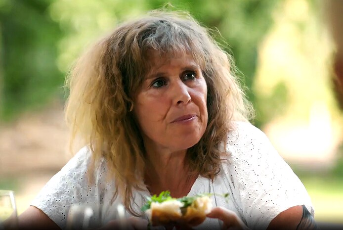 Zangeres Meredith getuigt over zware verwaarlozing tijdens jeugd: “Mijn ...