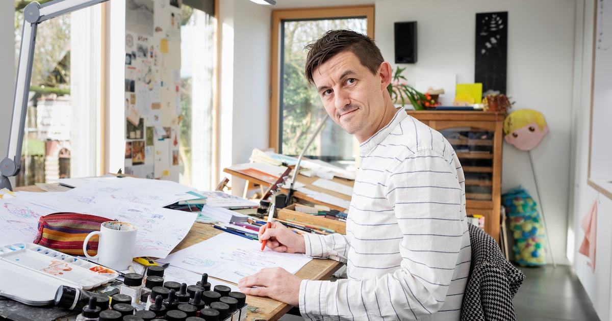 Auteur Benjamin Leroy leest voor in de bib | Brecht | HLN.be