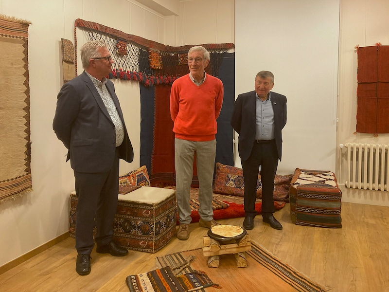 Luc toont zijn indrukwekkende collectie nomadische weefkunst: “Kleuren ...
