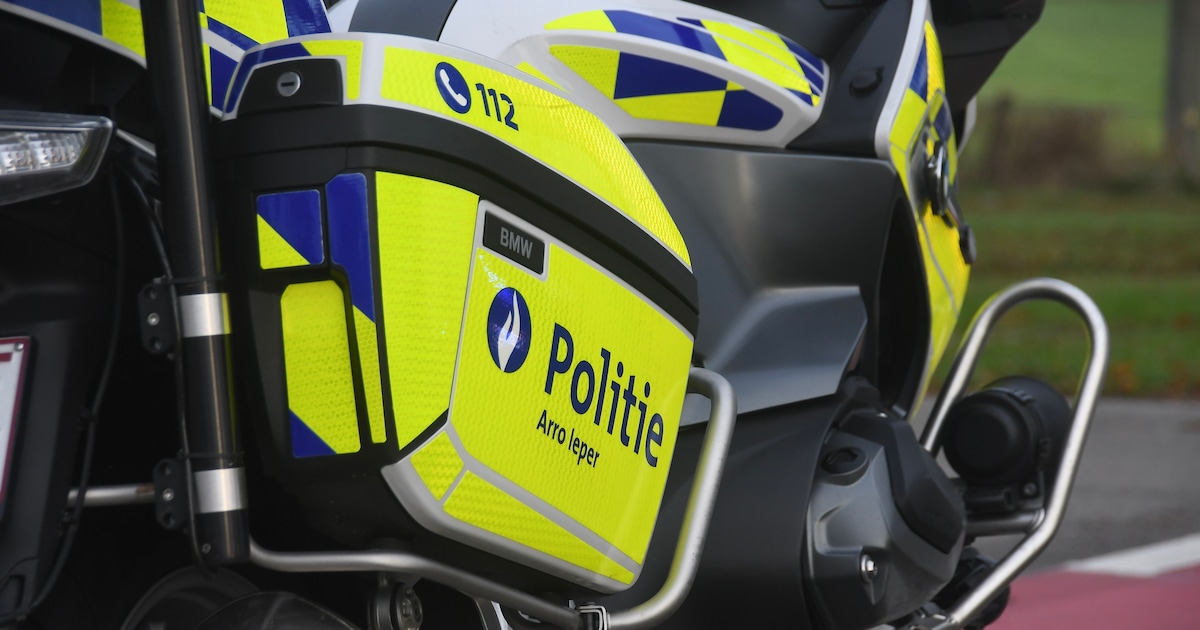 Gedrogeerde bestuurder vlucht voor politie, rijdt zich na achtervolging vast en probeert te voet ...