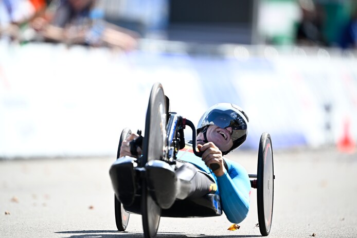 Handbikers Marvin Odent en de afscheidnemende Maxime Hordies veroveren ...