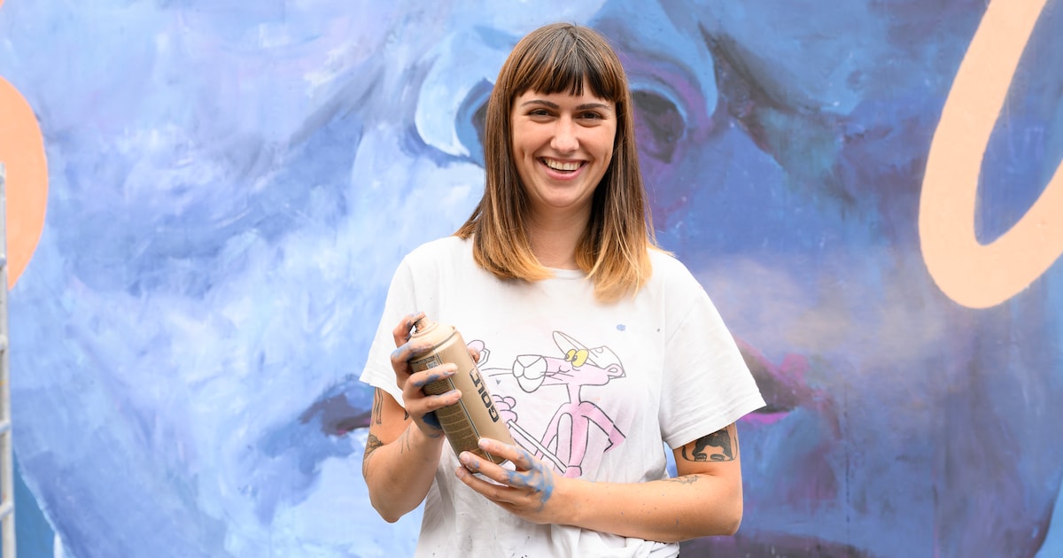 'Pink Painter' Jasmine (32) maakt graffitikunstwerk aan Park Spoor ...
