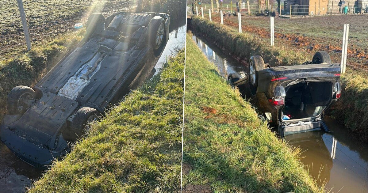 Auto belandt op dak in gracht in Stabroek | Stabroek | HLN.be