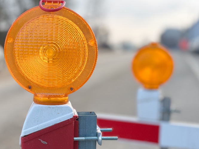 Man wandelt rond met bijl in de hand aan carnavalshallen in Aalst ...