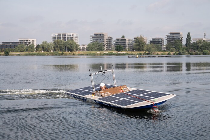 Studenten stellen eigen boot op zonne-energie voor: “We mikken op ...