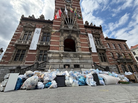 Boze bewoners van Anderlechtse wijk Kuregem bouwen muur van afval aan ...