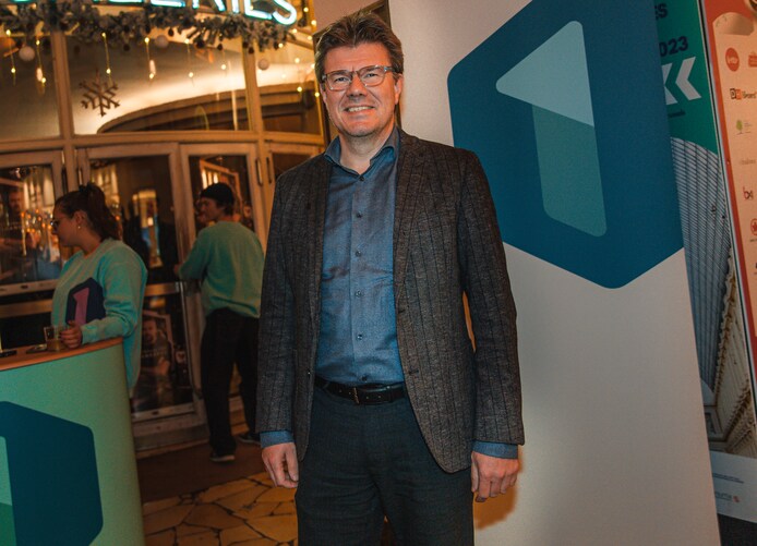 IN BEELD. Tom Waes poseert met enkele Romeinse soldaten op de première ...