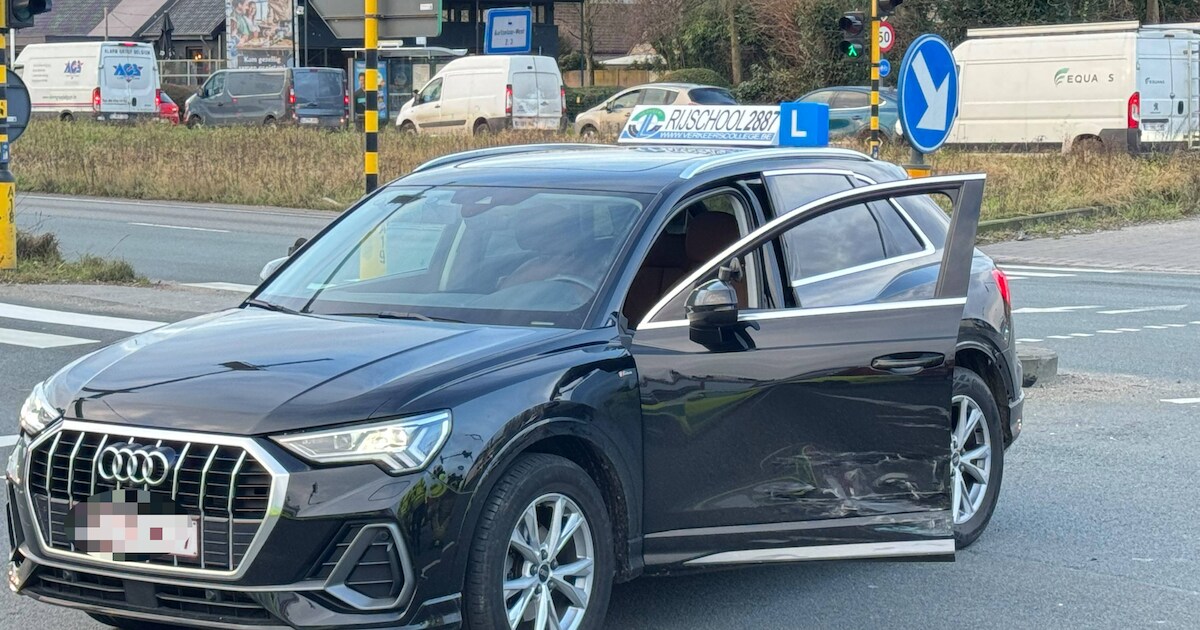 Auto van rijschool betrokken bij ongeval op A12 in Aartselaar ...