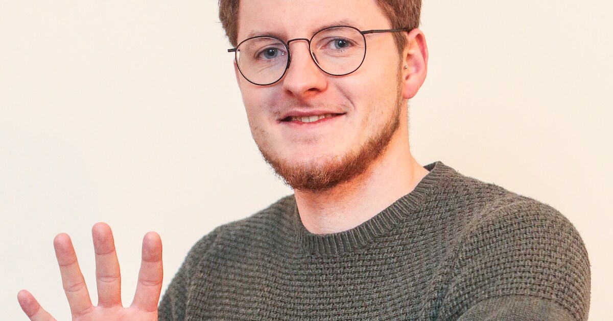 De gebarentolk, ten dienste van 6.000 Vlamingen: “Voor Marc Van Ranst ...