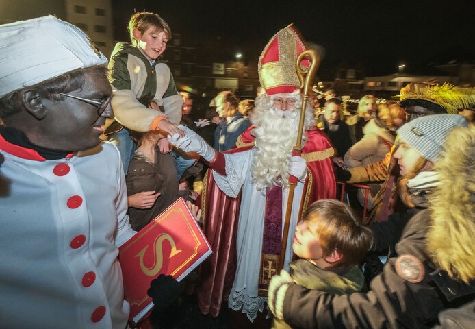 Sint-Maarten komt ondanks vele regen aan in Ieper: “We vonden een speciale boot om in de haven ...