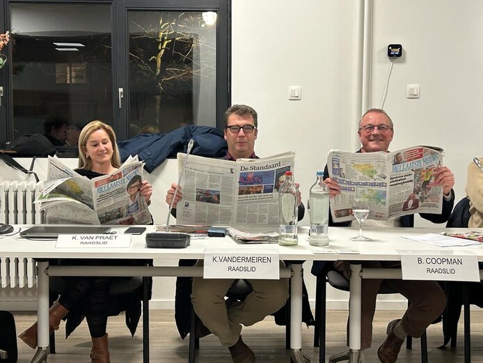 Oppositieraadsleden lezen krant tijdens gemeenteraad: “Want via die weg ...