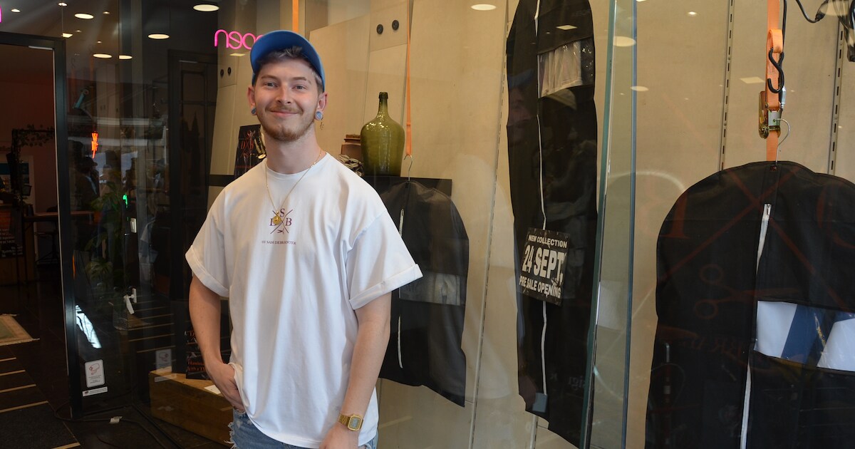 Modeontwerper Sam (24) stelt nieuwe collectie voor in start-upwinkel ...