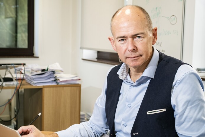 Defensiespecialist Roger Housen voorspelt dat we weer dienstplicht ...