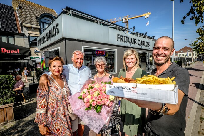 ‘Oermoeder’ Anaïs (78) viert de 60ste verjaardag van Frituur Carlos: “Ik zei vlakaf dat ik voor ...