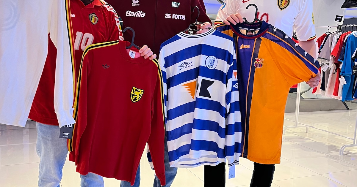 Pop-up met retrovoetbalshirts naar aanleiding van kwalificatiewedstrijd ...