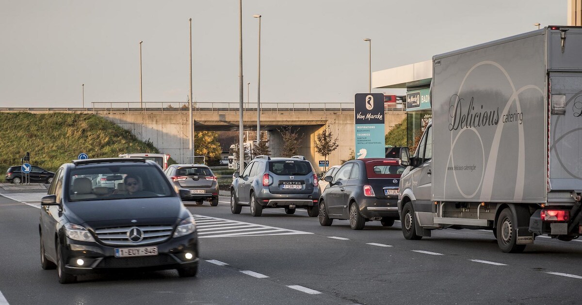 Al jaren file... De oplossing: beetje verf | Roeselare | HLN.be