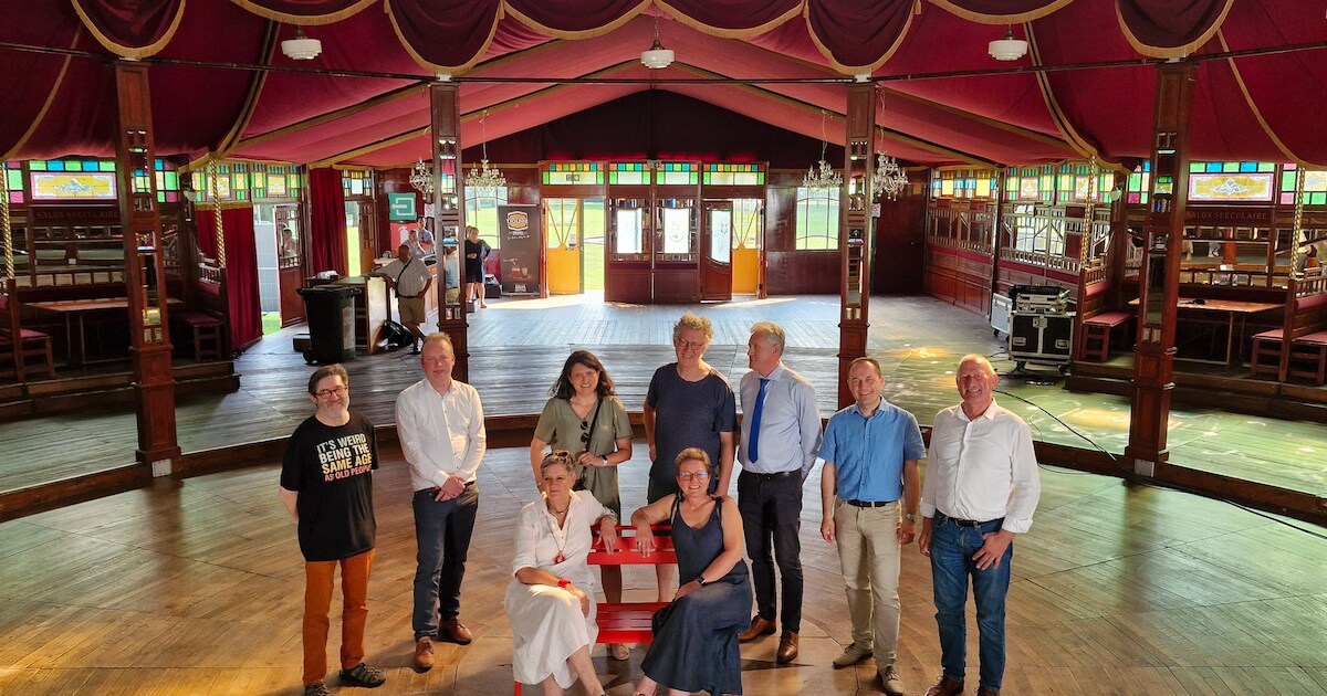 Indrukwekkende spiegeltent op Hulstplein is klaar | Tielt | HLN.be