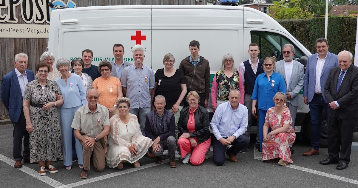 Rode Kruis Tielt blaast 95 kaarsjes uit en neemt nieuwe ziekenwagen en ...