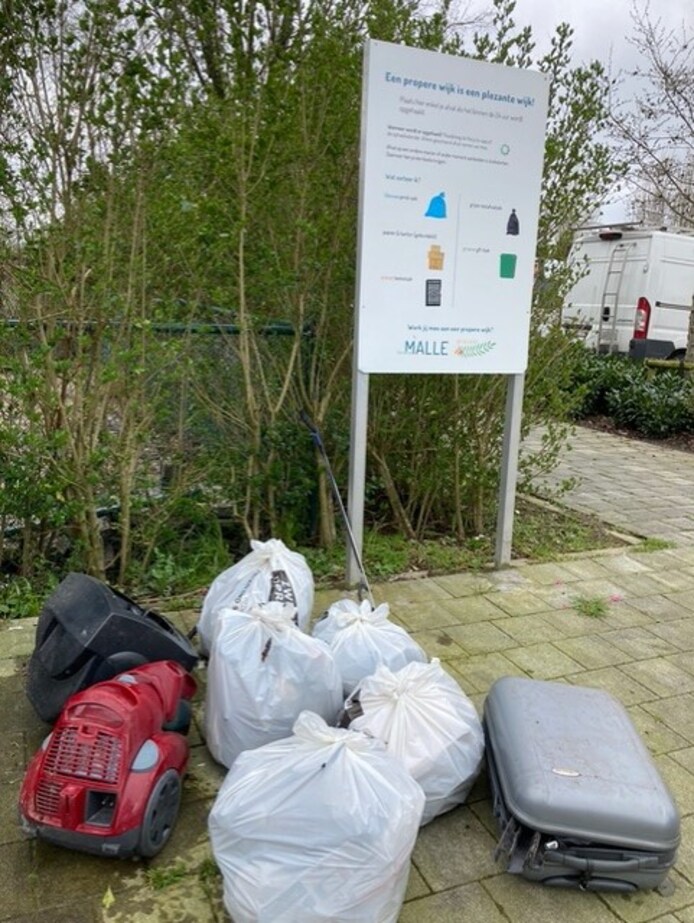 Vlaams Belang vist zwerfvuil uit bermen van Klaverveld | Malle | hln.be