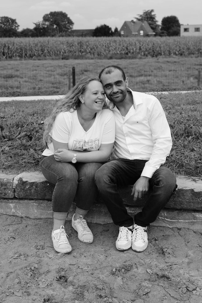 Papa Fabio (44) verliest onderbenen door bacterie: “Onze wereld staat ...