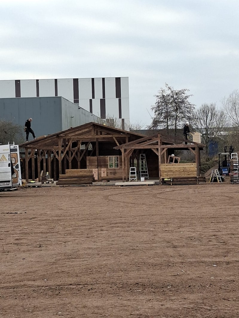 Moose Bar opent feestchalet op bedrijfsterrein in Lokerse industriezone: “Après-ski vibes en ...