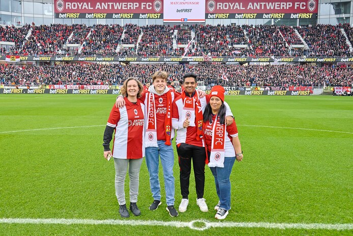 KIJK. Uitstekend gedrag op school beloond: twee leerlingen mogen aftrap ...