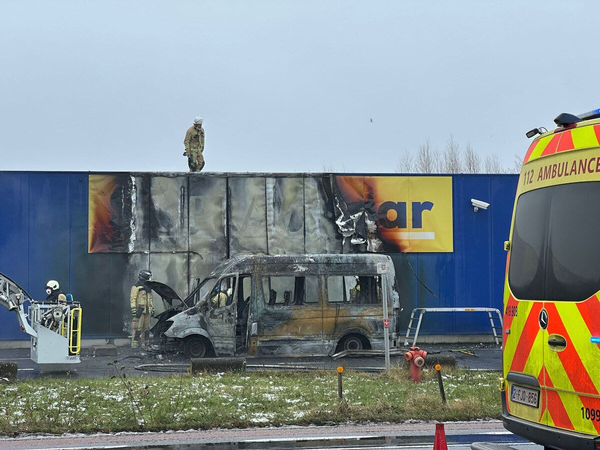 Medisch transport brandt uit in Lievegem, vlammen slaan over op Supra ...