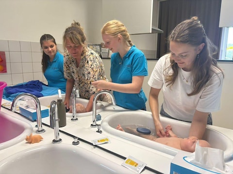 Toekomstige kinderbegeleiders van De Prins in Diest verwennen jonge ...