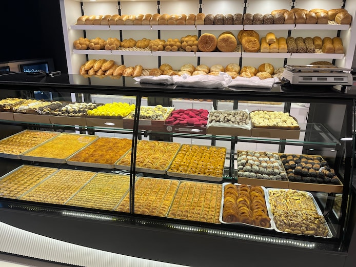 NET OPEN. Van baklava tot kebab: Gentenaars openen eerste Turkse bakkerij van Deinze | Deinze ...