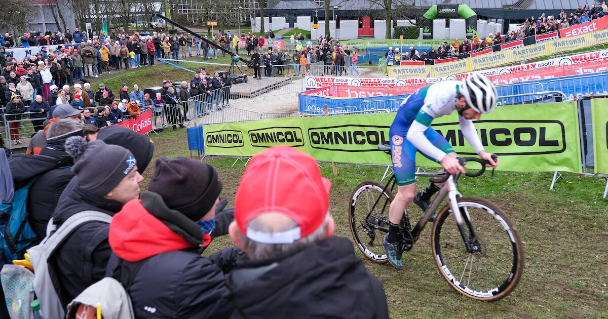 Massa toeschouwers ziet Eli Yserbyt cyclocross winnen op campussen VUB ...