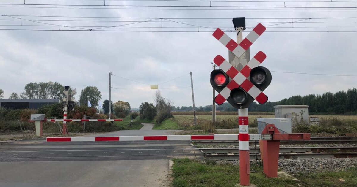 Agenten controleren op spoorlopen en oversteken gesloten overweg ...